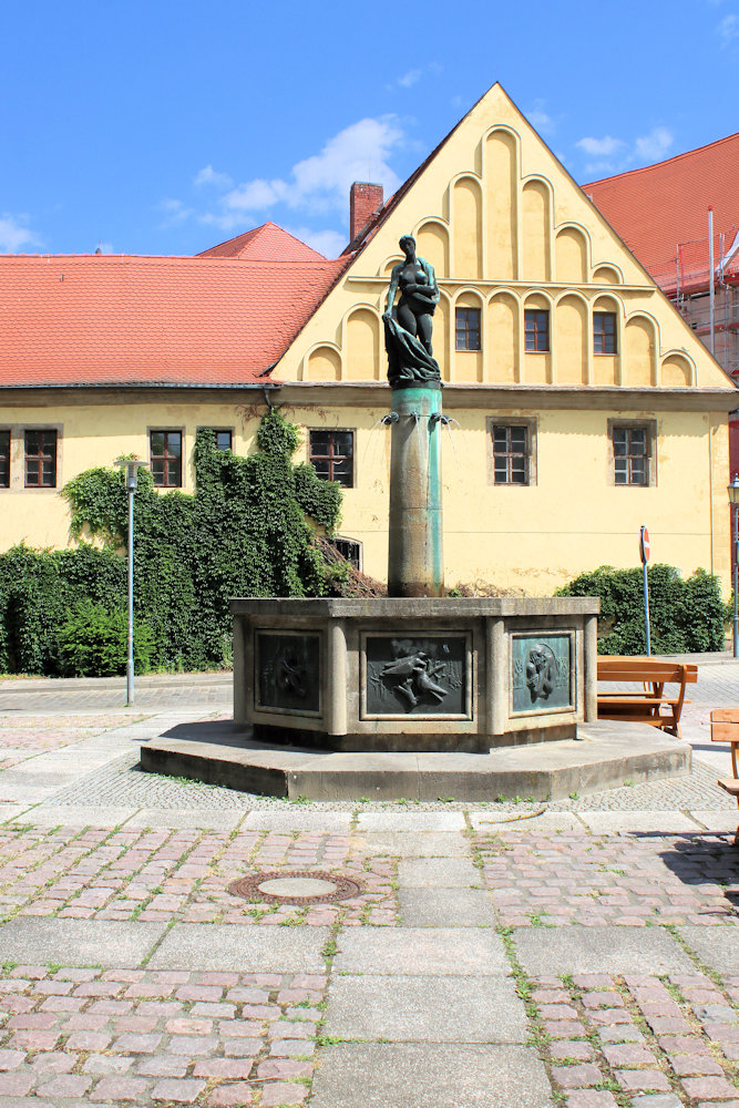 Jahreszeitenbrunnen in Merseburg (Gewandbrunnen, bei Halle (Saale ...