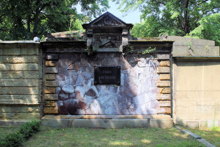 Grabmal der Familie Emil Stephan auf dem Friedhof in Plagwitz (Stadt ...